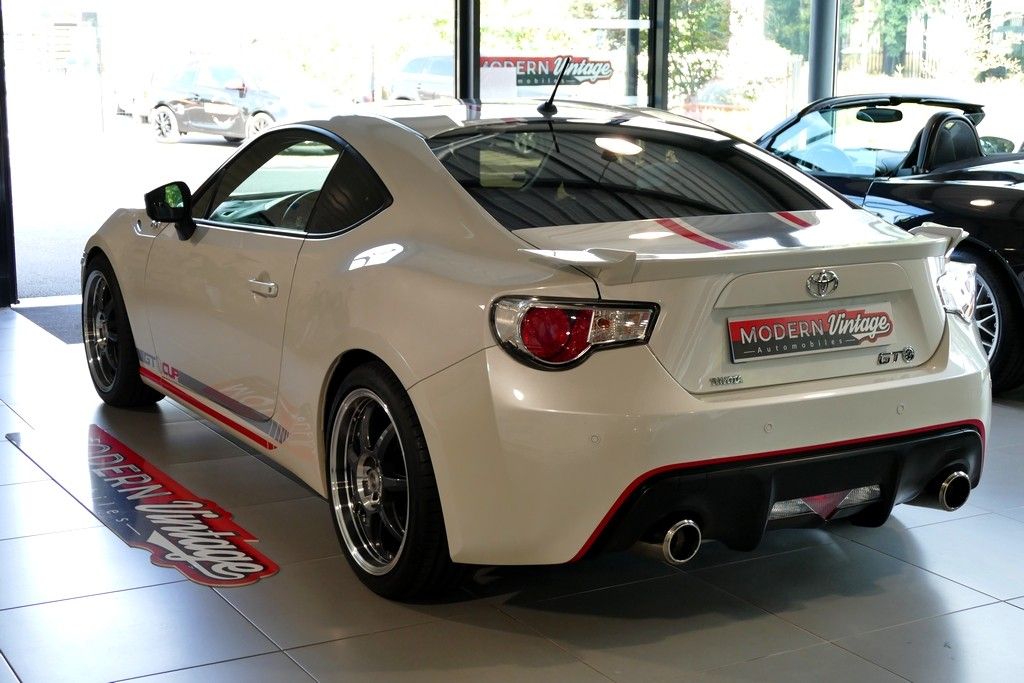 Toyota GT86 2.0 D-4S Look Cup Edition - Véhicule - Modern Vintage ...